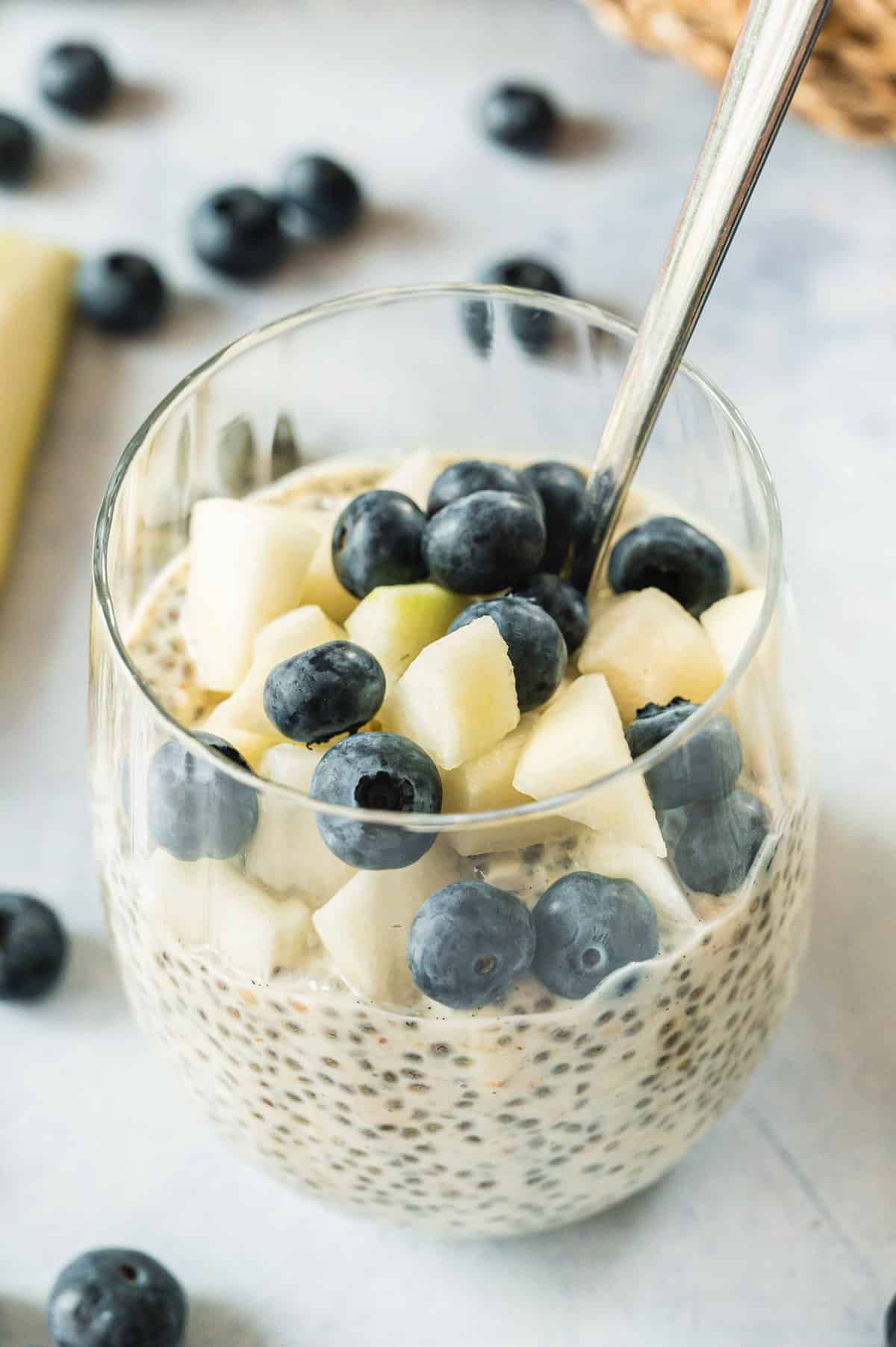 Gesundes Frühstück: Haferflocken mit Chiasamen, Banane und Beeren ...